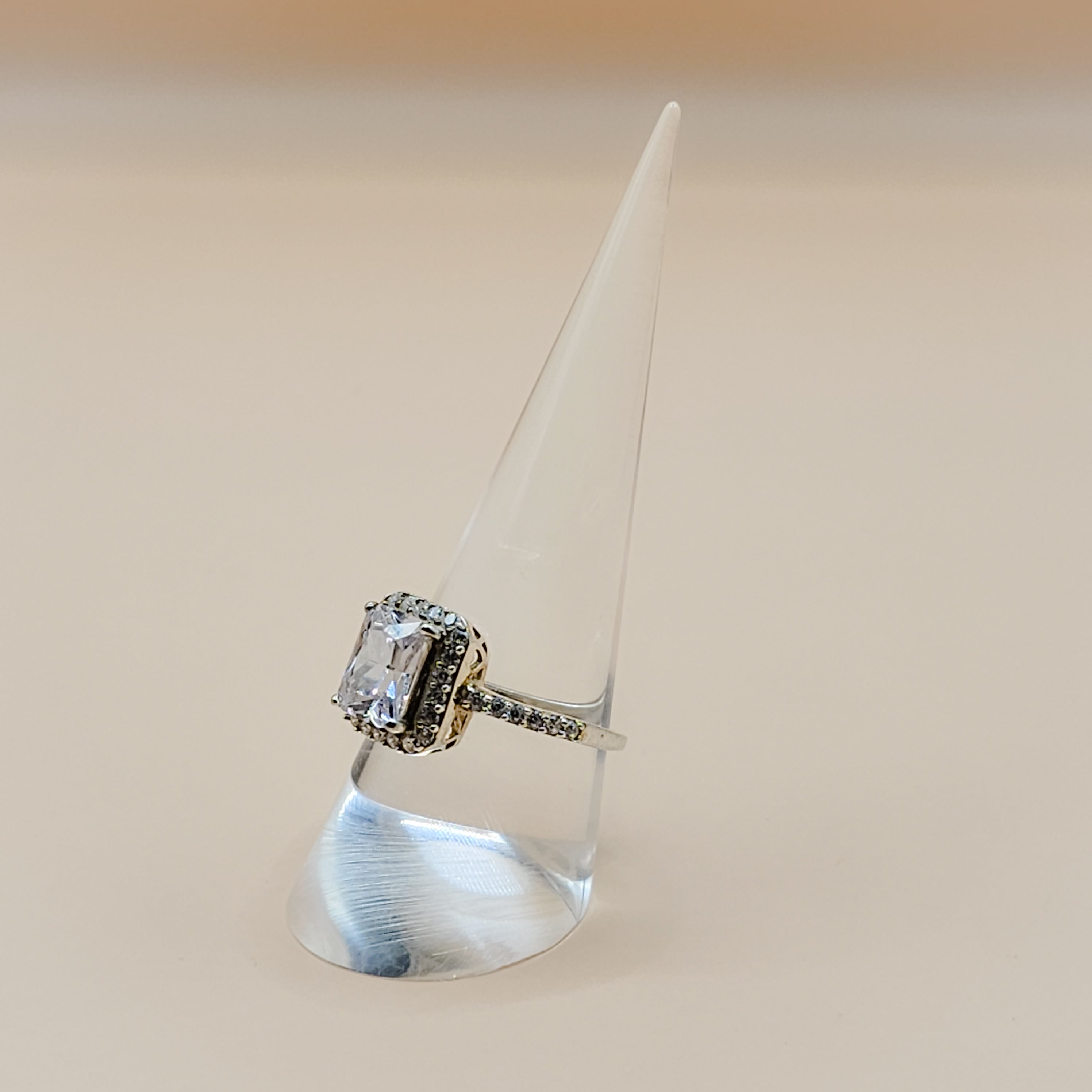 Perspex / Acrylic Transparent Solid Cone Ring Display Stand – Mezmerised